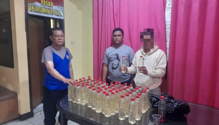 Polsek Malangbong Sita 65 Botol Ciu, Begini Kronologinya! - Warta Garut